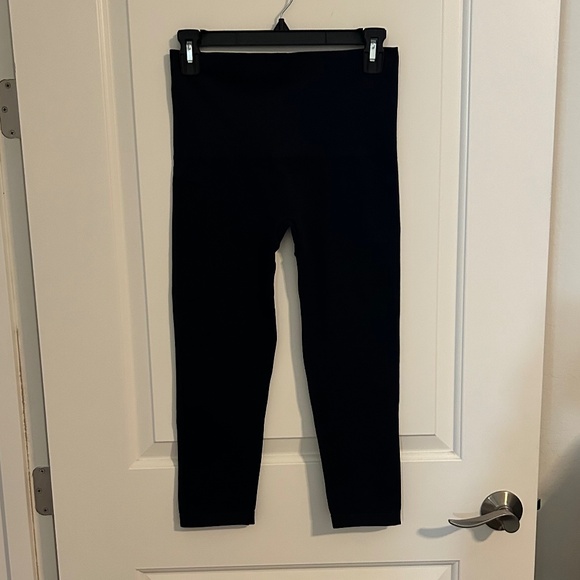 SPANX | Pants & Jumpsuits | Spanx Capri Leggings | Poshmark